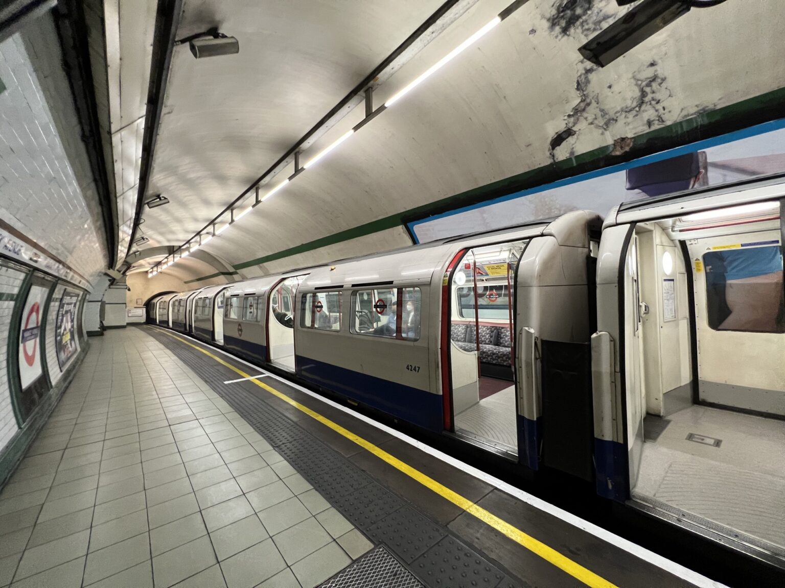 How to Ride the London Underground — For Beginners