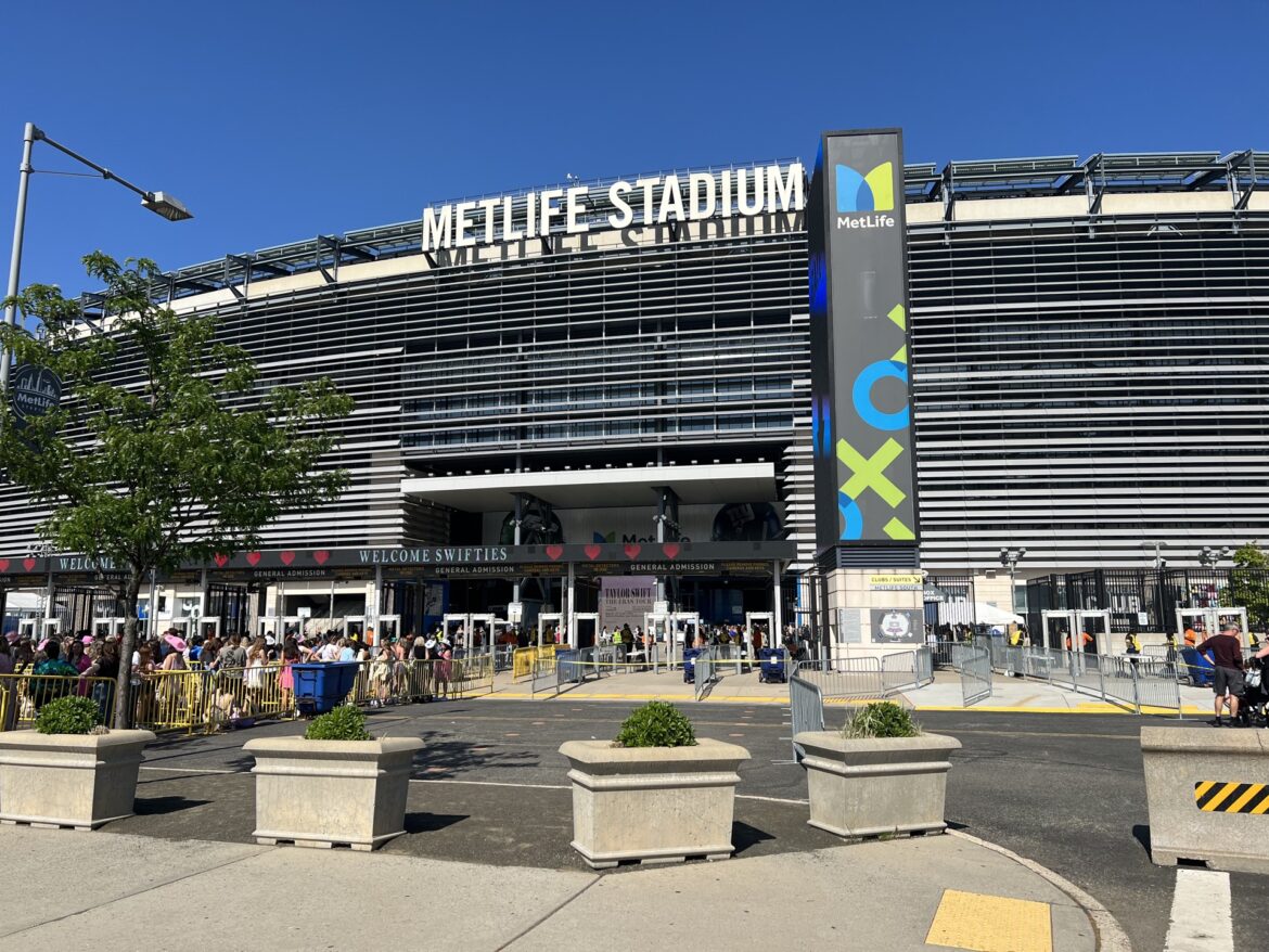 How to Take the Train to MetLife Stadium from NYC — with pictures (2025)