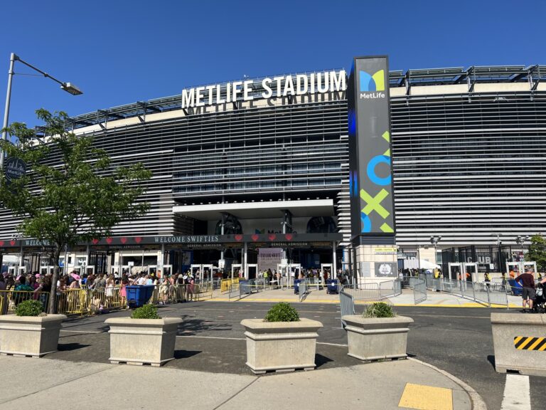 How to Take the Train to MetLife Stadium from NYC — with pictures (2025)