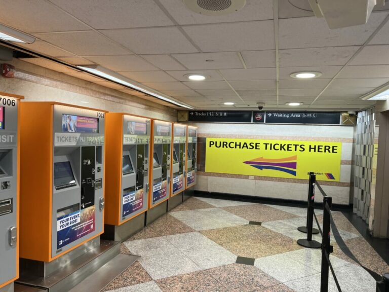 How to Take the Train to MetLife Stadium from NYC — with pictures (2025)