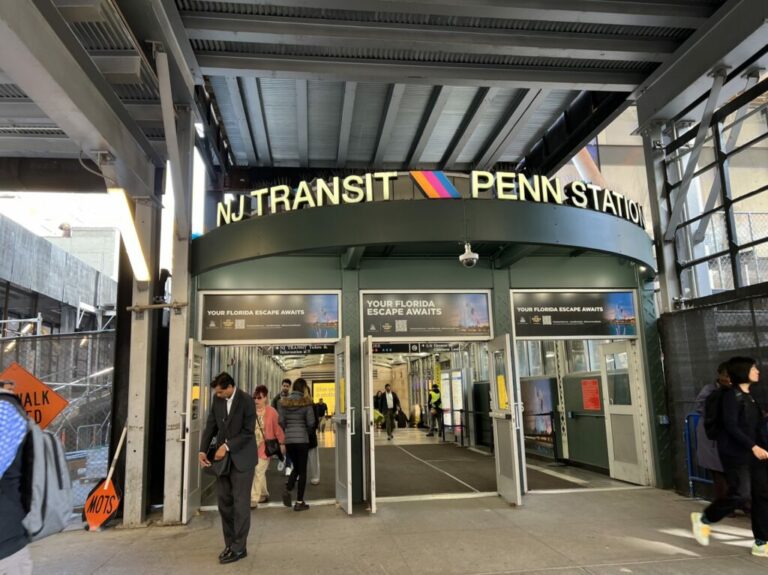 How to Take the Train to MetLife Stadium from NYC — with pictures (2025)