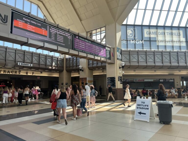 How to Take the Train to MetLife Stadium from NYC — with pictures (2025)